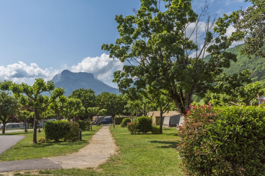 Camping en tente à Annecy : emplacements nus en Haute-Savoie